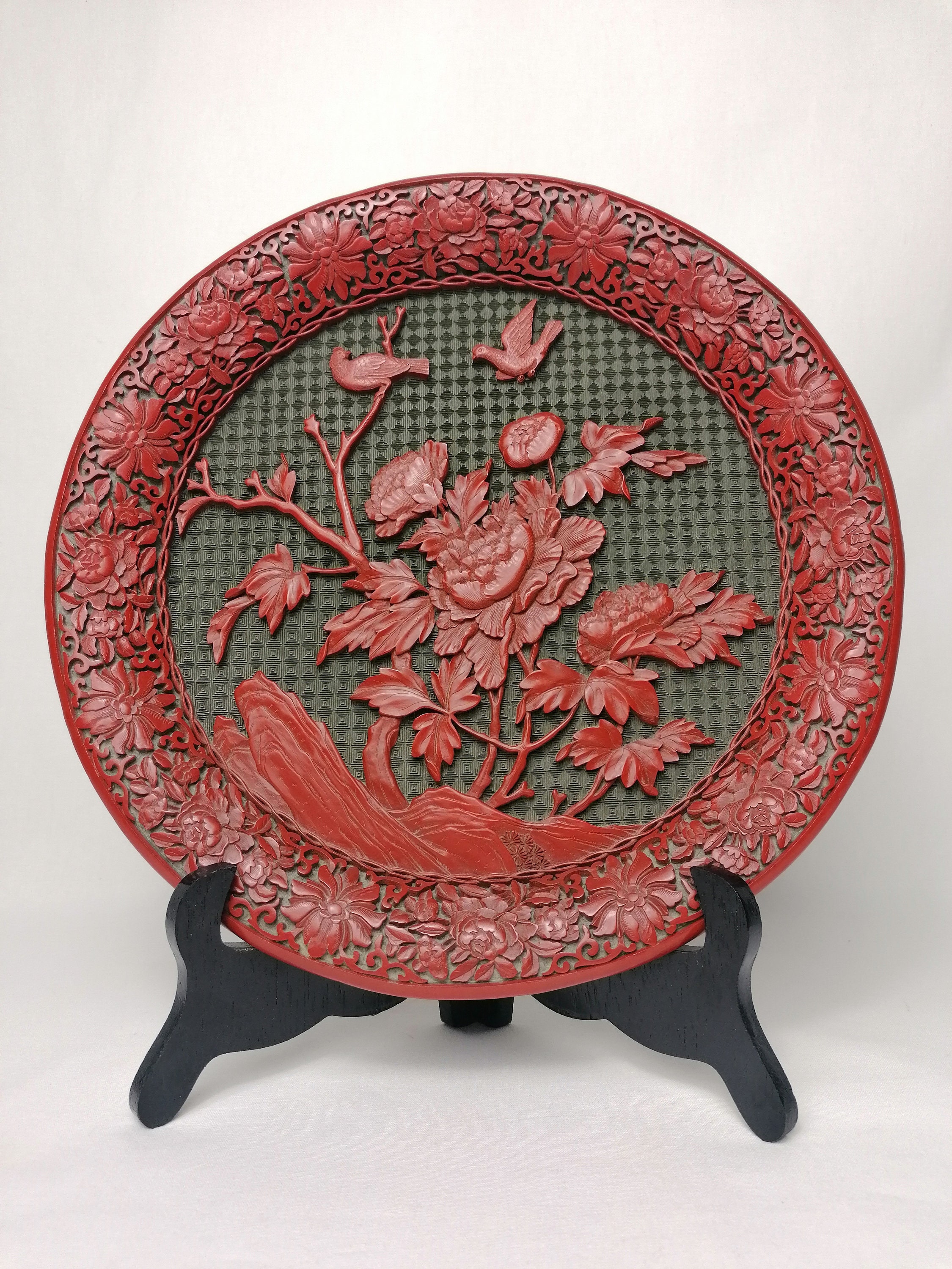 1912-1949 A large Chinese cinnabar plate with a decoration of flowers ...