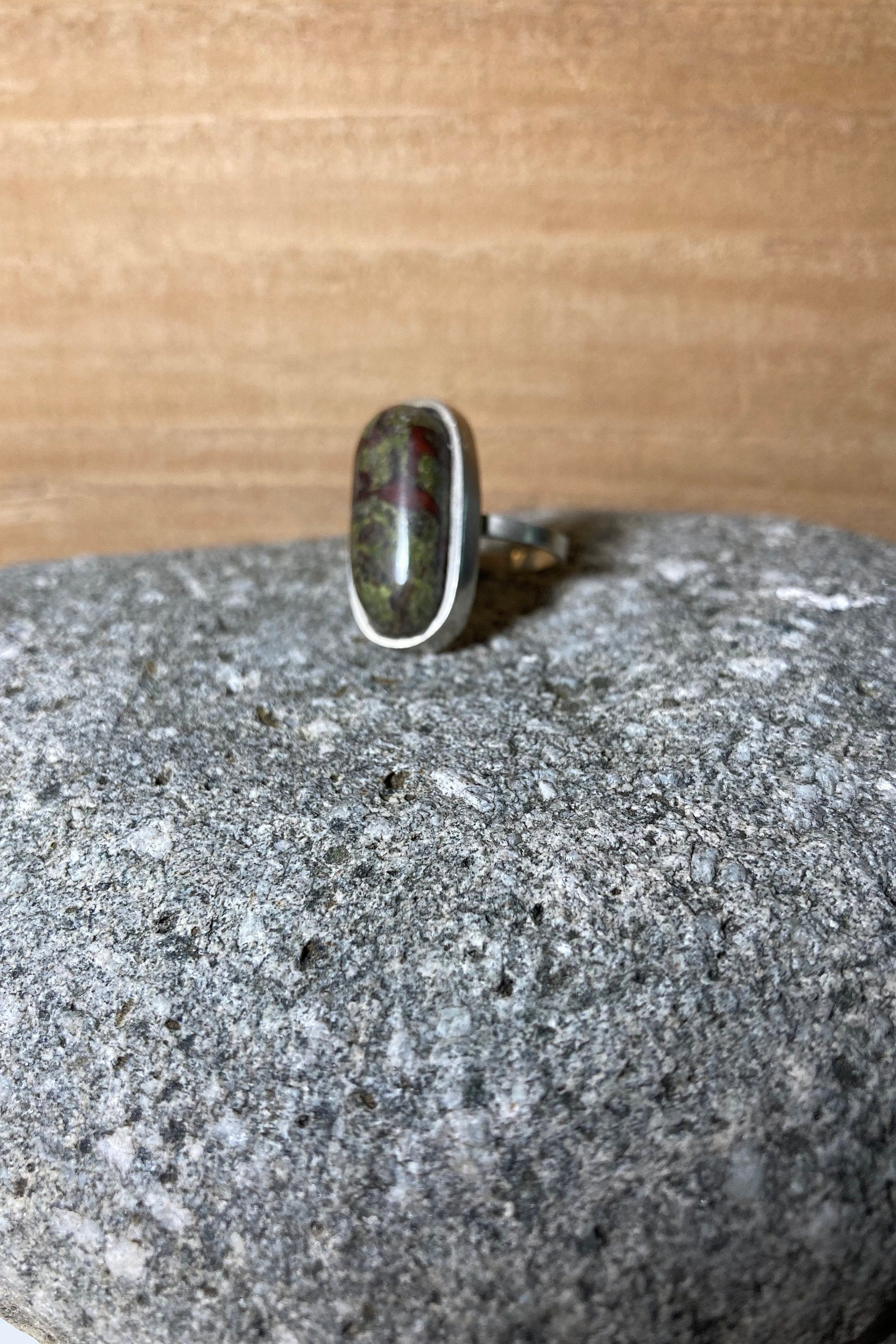 Einzigartiger Drache Blutstein in Silber Ring. Längliche ovale Form ...