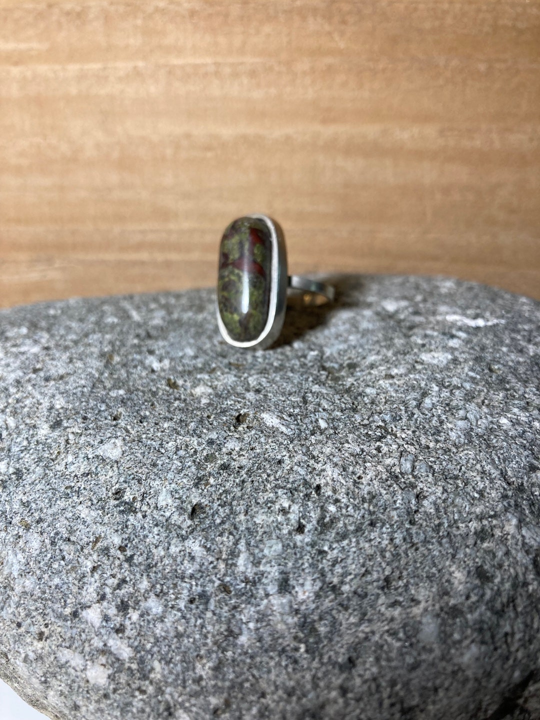 Einzigartiger Drache Blutstein in Silber Ring. Längliche ovale Form ...