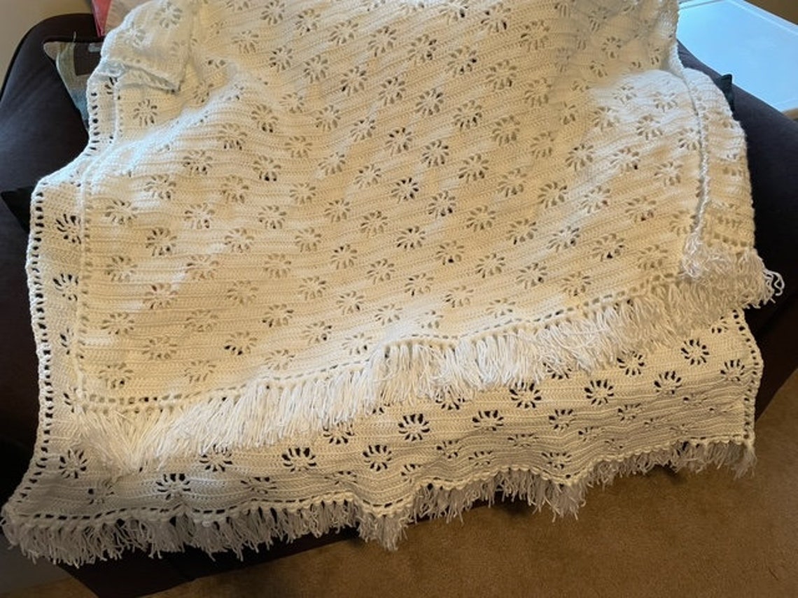 White Flowering Daisy Afghan | Etsy