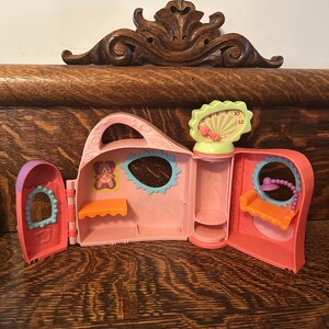 2005 Littlest Pet Shop Get Better Center Clinic Vet Animal Hospital ...