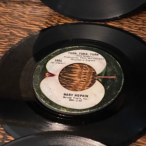 45 RPM Vinyl Records the Beatles - Yoko Ono - Elvis - the Beegees ...