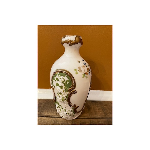 Beautiful Victorian Milk Glass Vase - Etsy