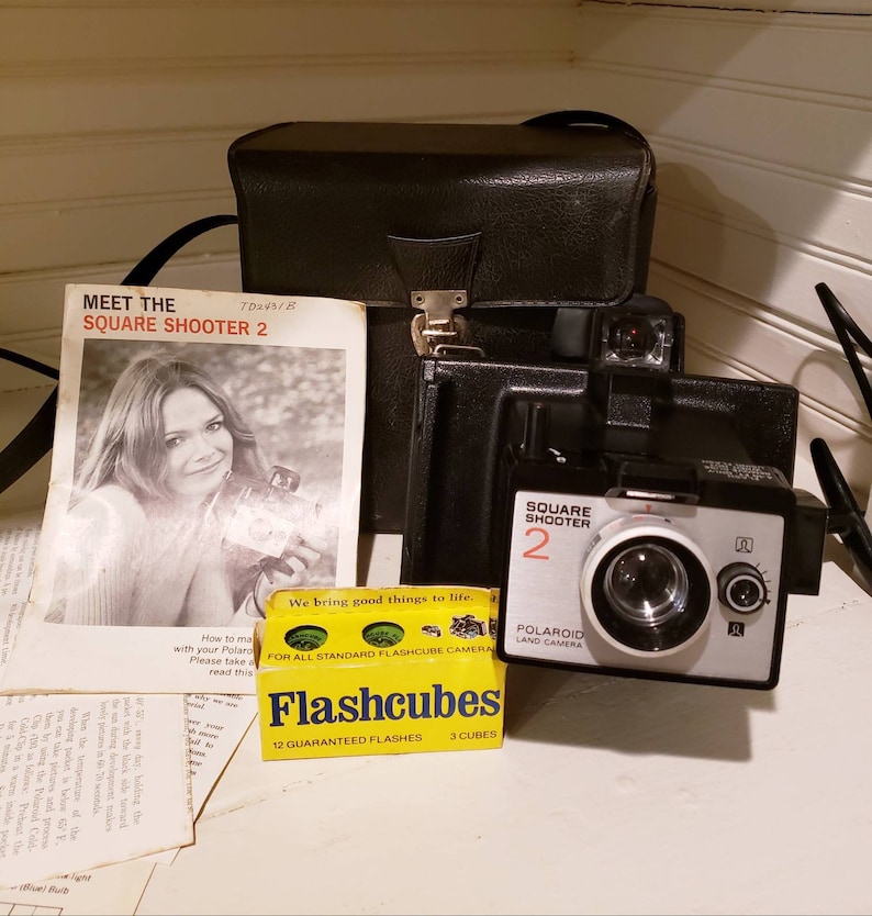 Polaroid Camera Vintage 1970s Square Shooter 2 W/ Case, Flash Cubes ...