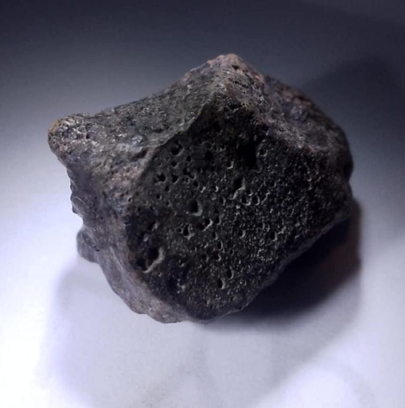 Superb Lunar Achondrite Meteorite, Basalt Ilmenite, Vesicular / 8.10 G ...