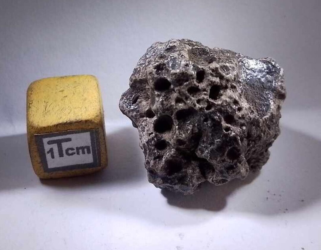 Superb Achondrite Meteorite Lunar Vesicular Basalt Rich in Ilmenite / 6 ...