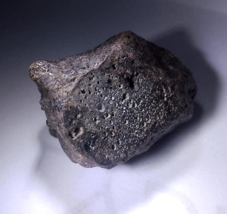 Superb Lunar Achondrite Meteorite, Basalt Ilmenite, Vesicular / 8.10 G ...