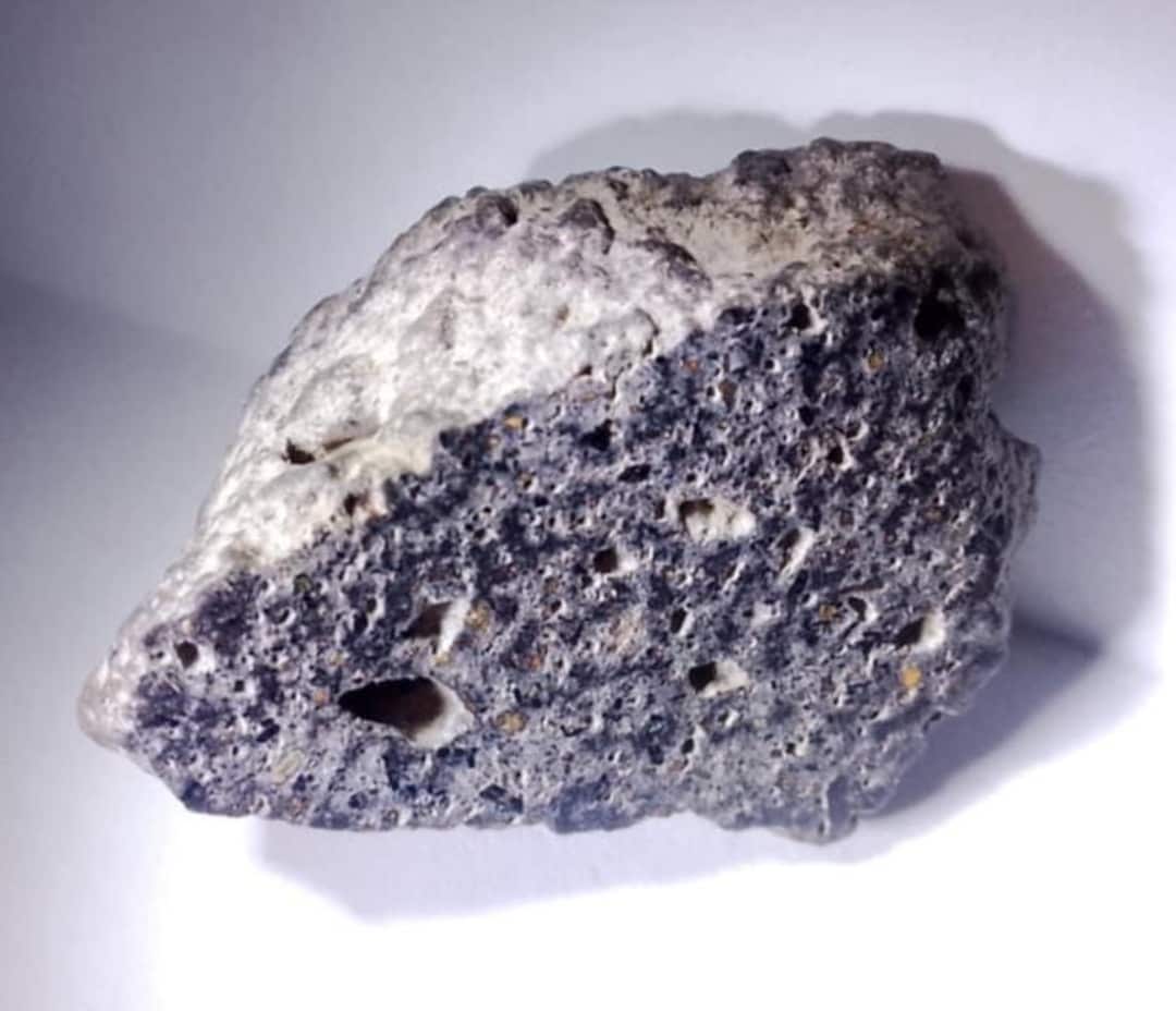 Magnifique Météorite Achondrite Basalte Vésiculaire à étudier / 17,03 G ...