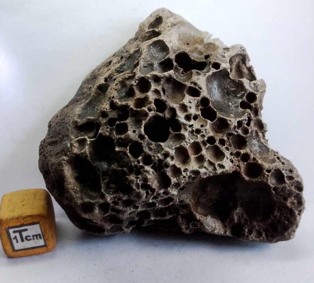 Meteorite Achondrite Lunar Basalt Vesicular Ilmenite / 67.44 G - Etsy