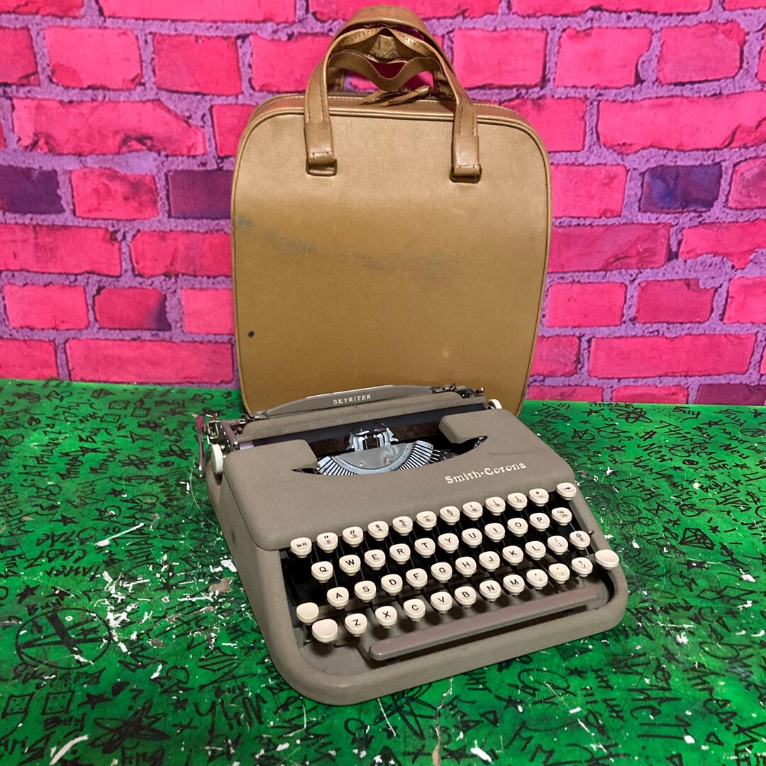 FULLY FUNCTIONAL Smith Corona Skyriter Typewriter X Ultra Portable X ...