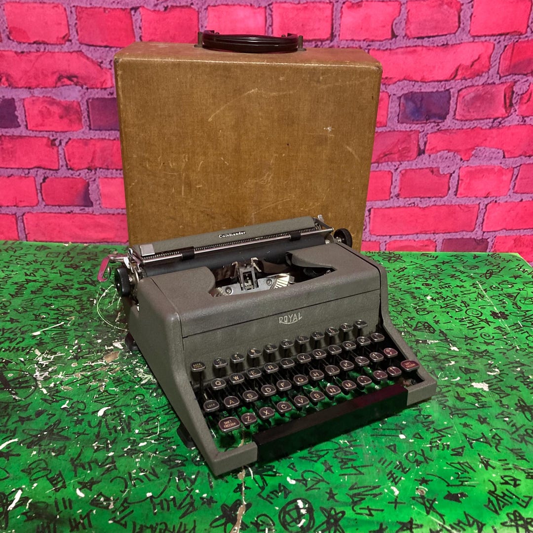 ULTRA RARE Fully Functional 1949 Royal Commander Antique Typewriter X ...