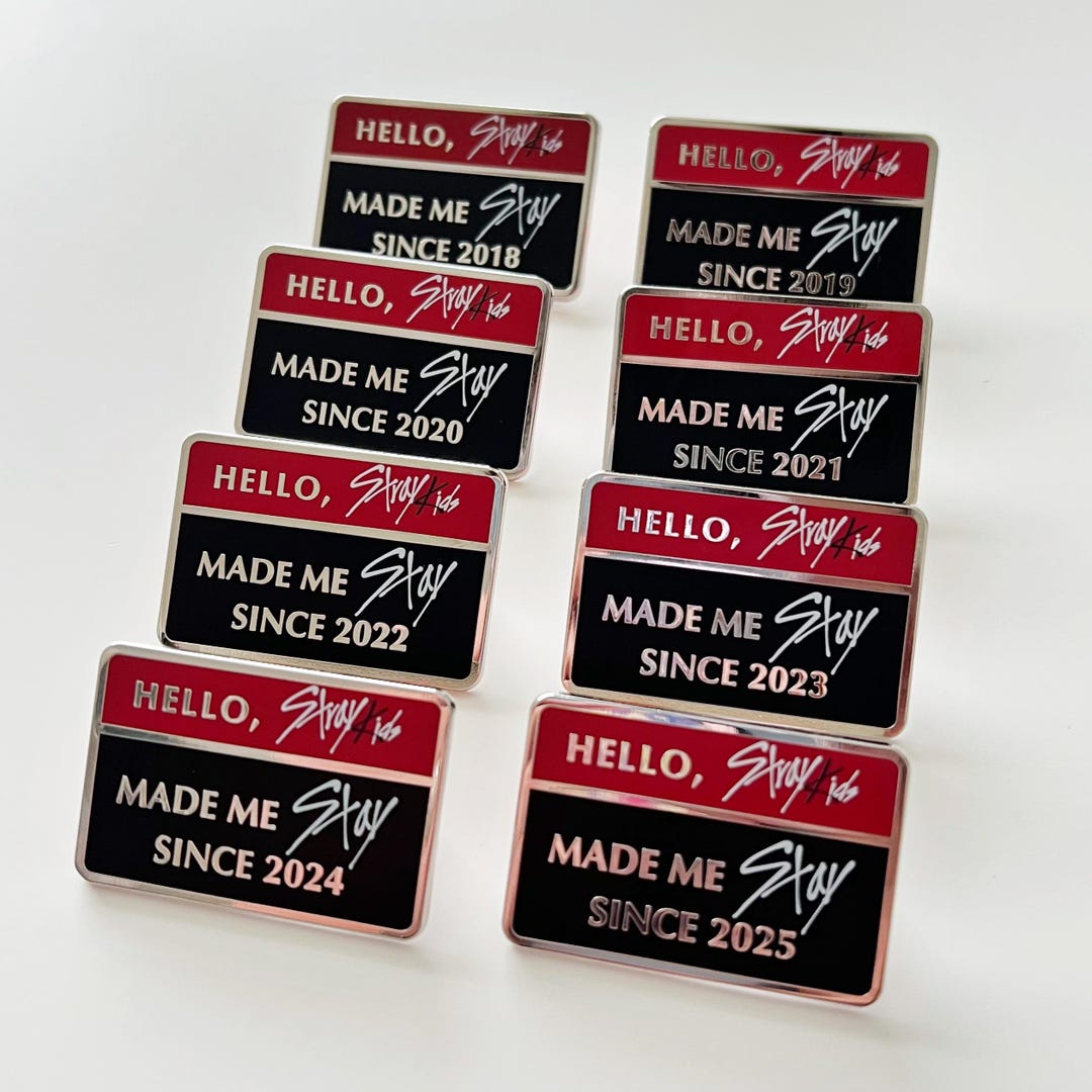 Stray Kids „Hello, SKZ Made Me Stay“ Emaille Pins, Anpassbare Jahre ...