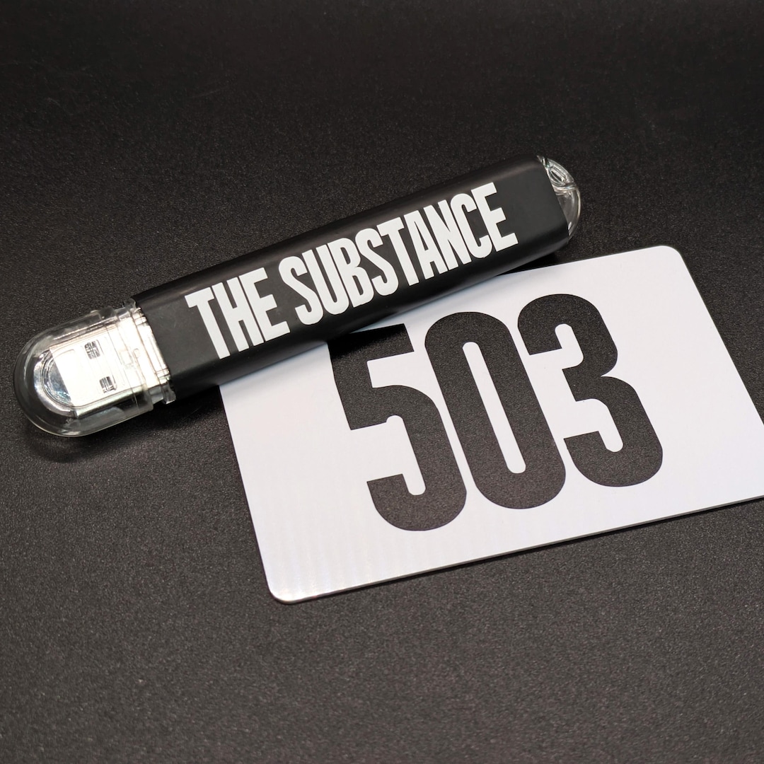 THE SUBSTANCE - 光るUSBフラッシュドライブ、LEDライト付きサムドライブ、そして「503」キーカード - Etsy 日本