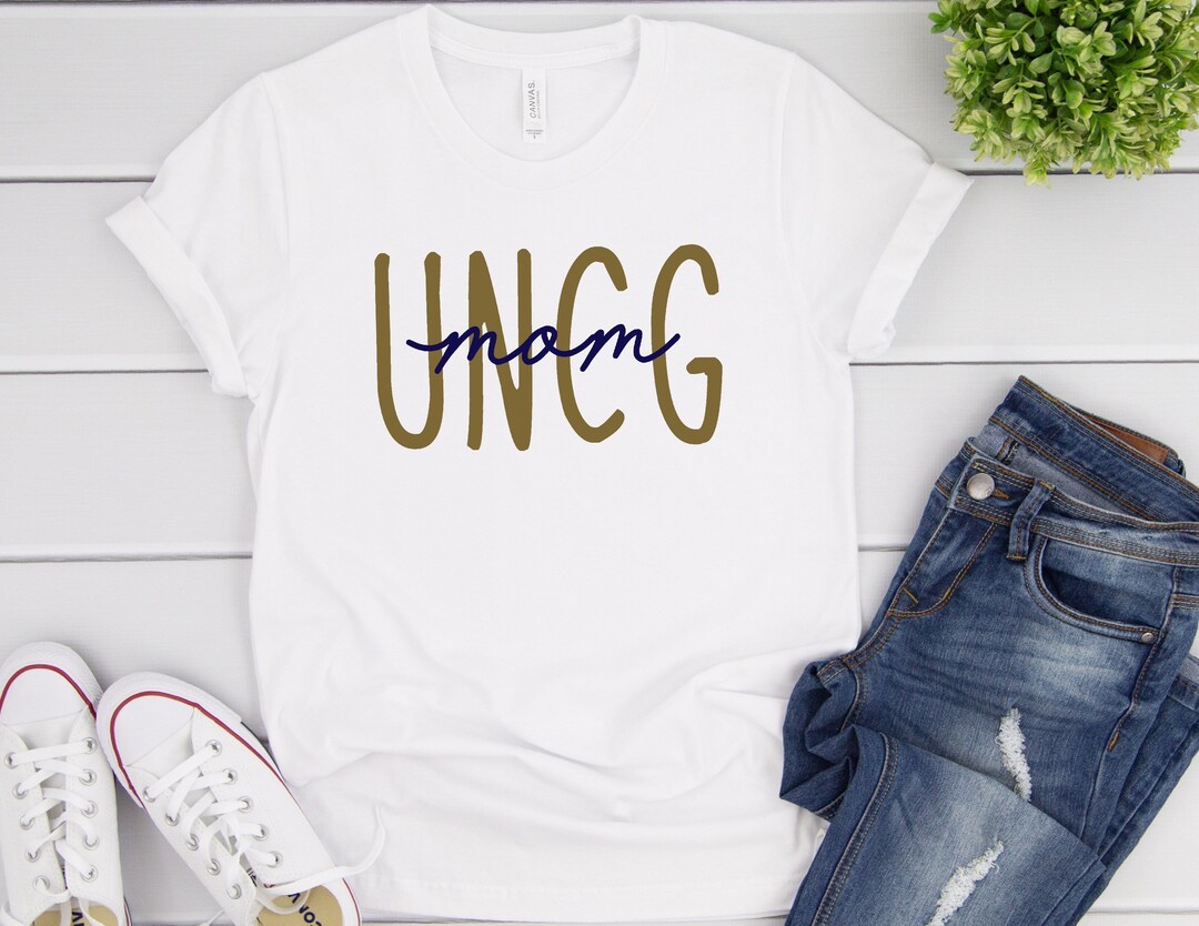 Camiseta personalizada de Mom College UNC Greensboro Mom Shirt Camiseta ...