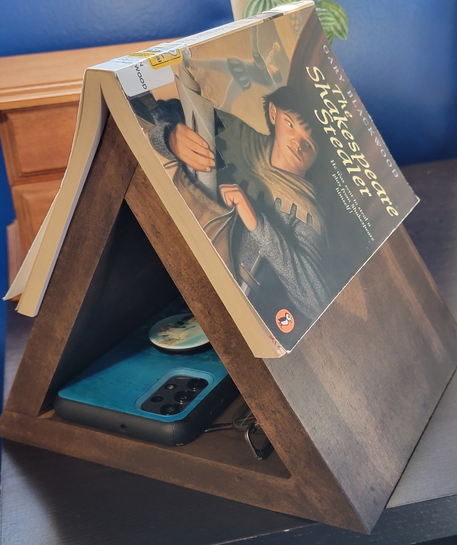 Bedside Book Nook, Book Page Holder, Triangle Book Shelf Bookmark Book ...