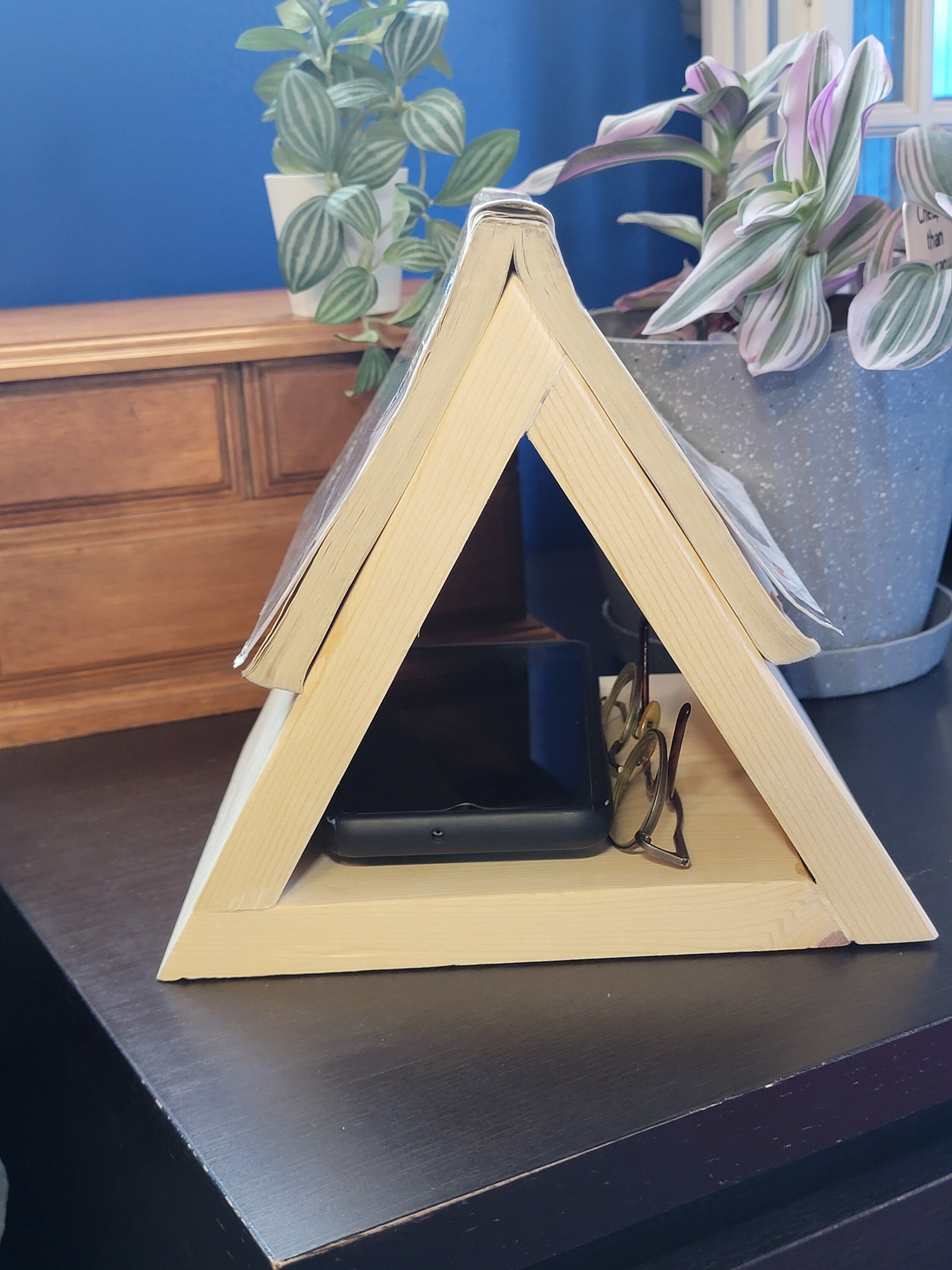 Bedside Book Nook, Book Page Holder, Triangle Book Shelf Bookmark Book ...