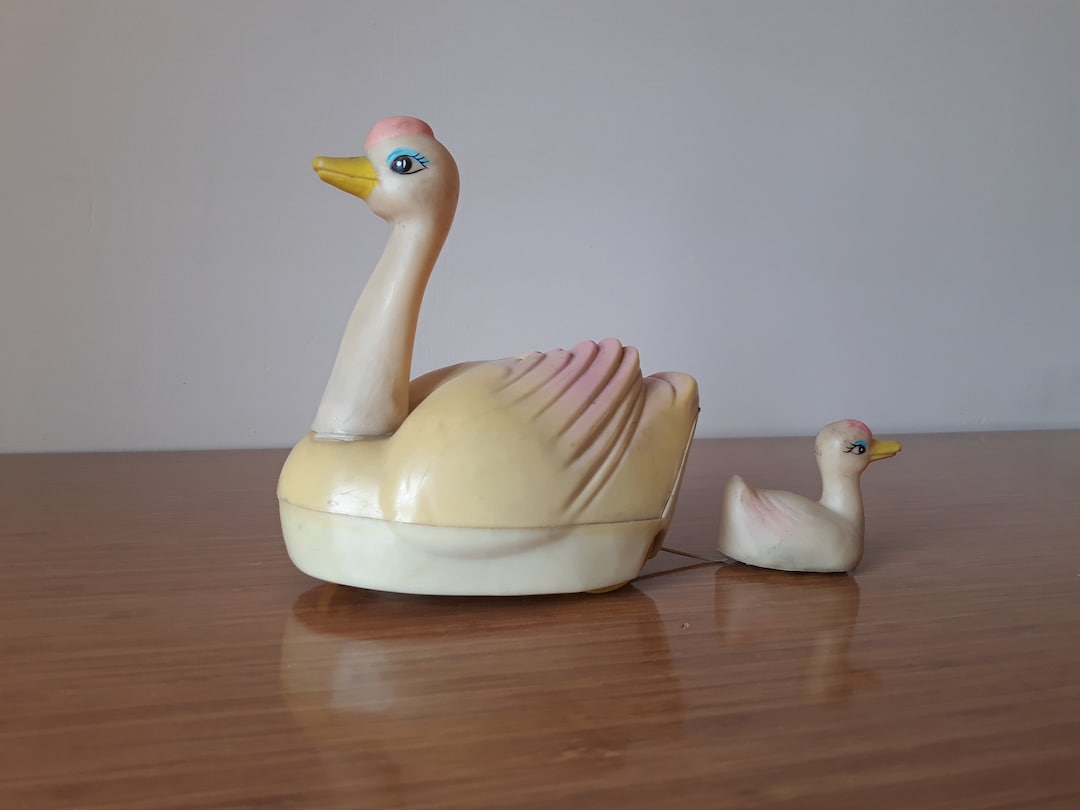 Mutter Ente, die ihr Baby zieht. Vintage Musik-Ente, Aufzieh-Ente, Baby ...