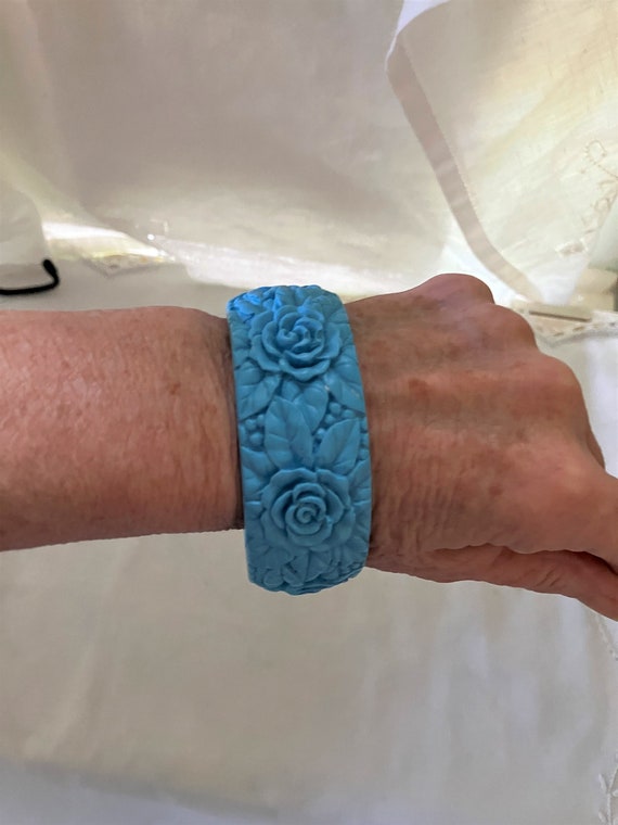 1950 Plastic Blue Rose and Leaf Floral Motif Carved/M… - Gem