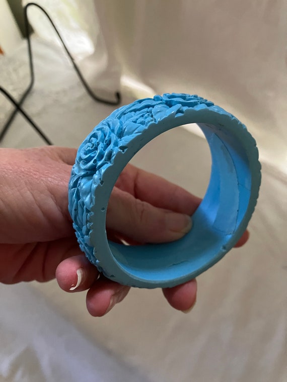 1950 Plastic Blue Rose and Leaf Floral Motif Carved/M… - Gem