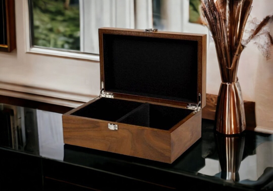 Chess Box - Large Chess Box Walnut With Metal Clasp 3.75 - 24x15x8,5cm ...