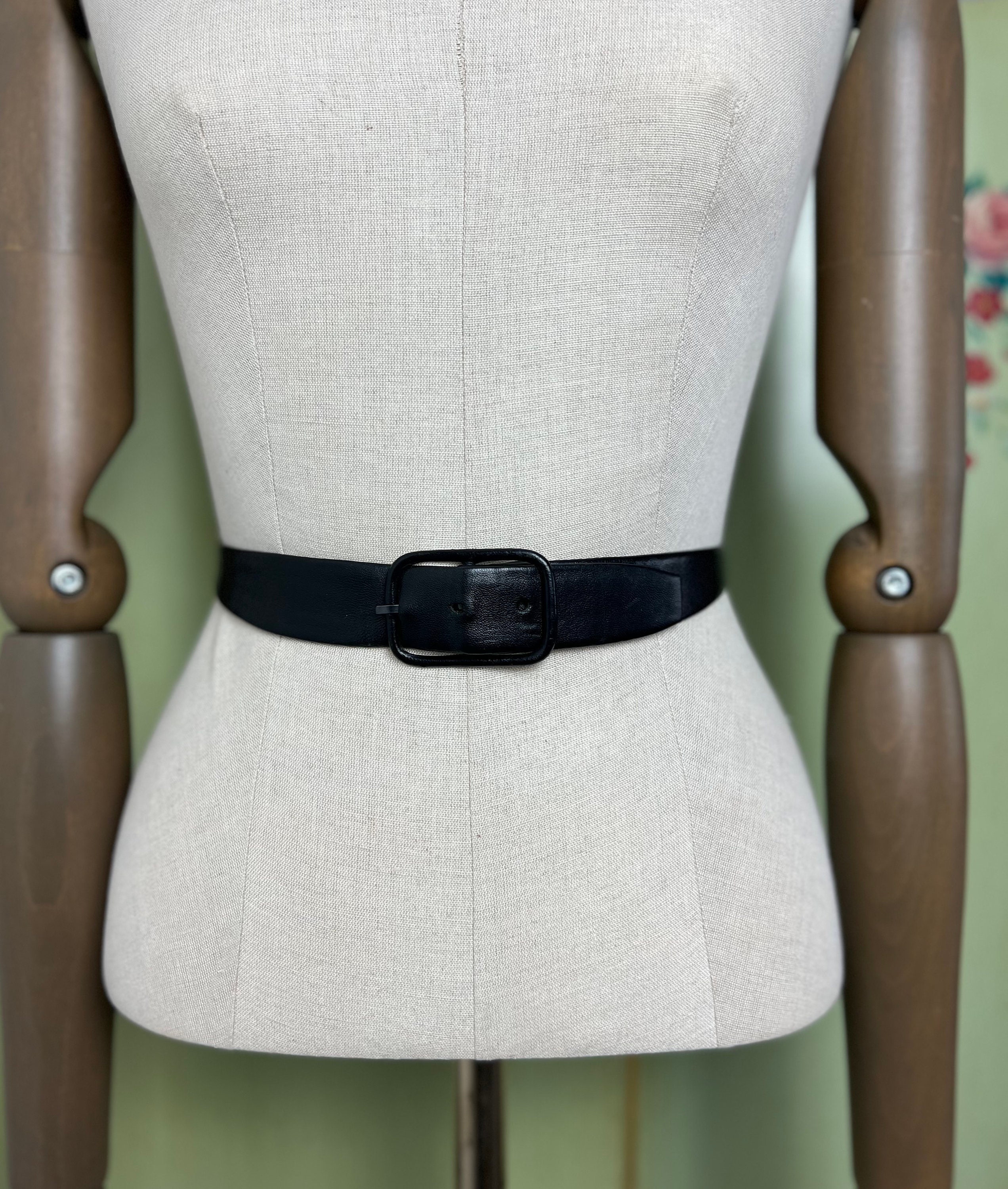 Vogue 70s Black Curvy Shape Belt/ Vintage Leather Waist Belt/ 70s Vogue ...