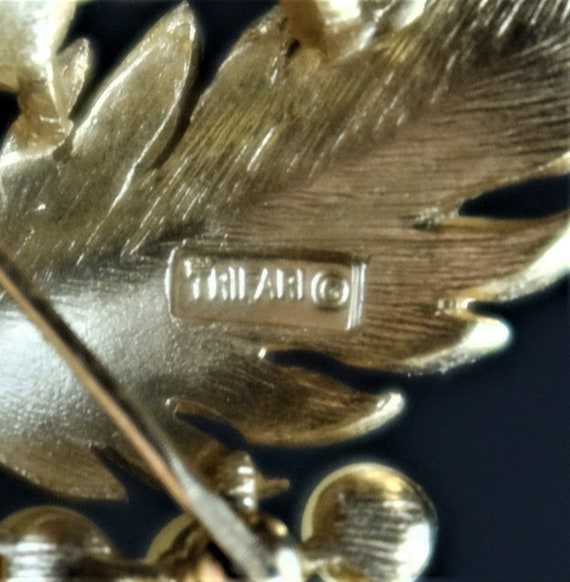 TRIFARI Gold-Tone Brooch With Leaves and Pearls - Gem