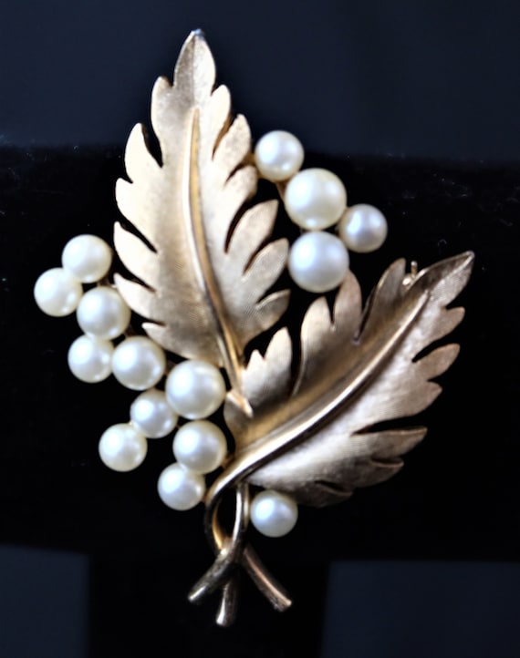TRIFARI Gold-Tone Brooch With Leaves and Pearls - Gem