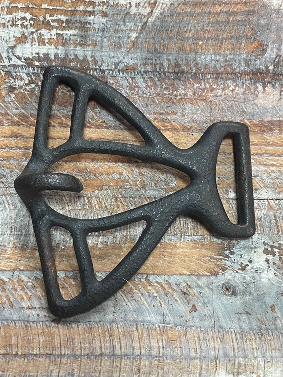 vintage cast belt buckle - Gem