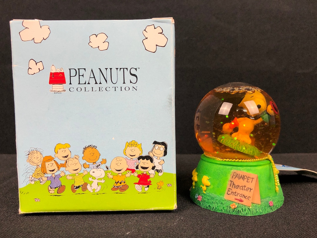 Super Miniature Peanuts 50 Celebration Snoopy "pawpet Show" Collectable ...