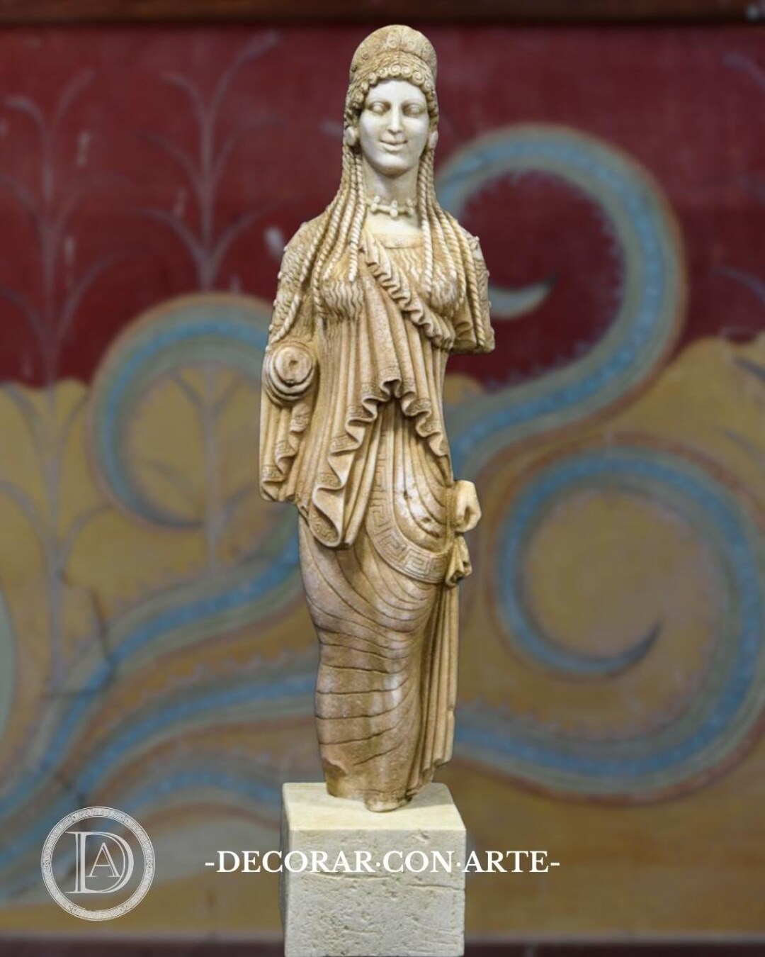 Escultura de koré en estilo arcaico. 59 cm. Mármol moldeado. Hecho a ...