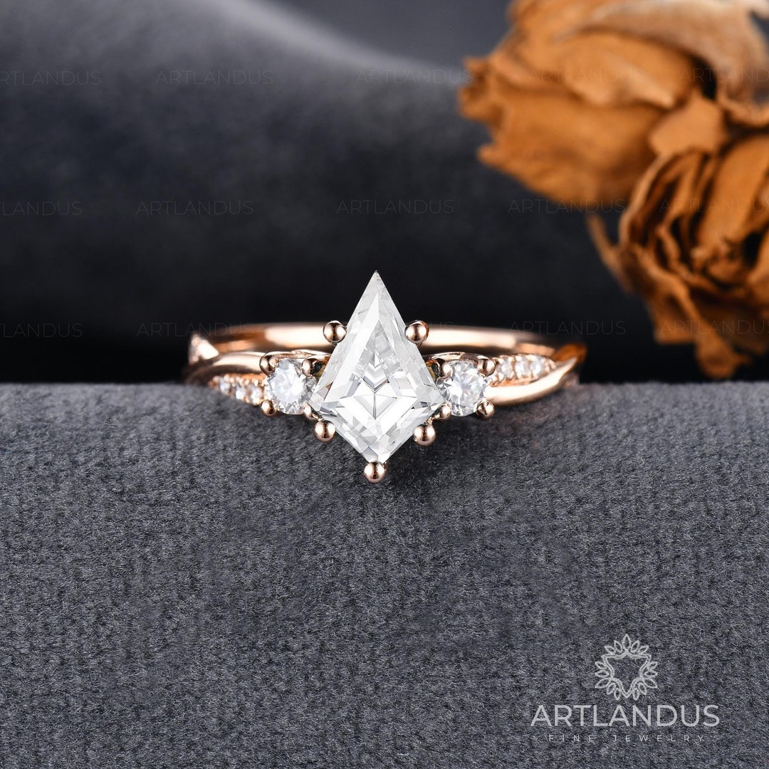 Kite-shaped Moissanite Engagement Ring Unique Three-stone Bridal Ring Infinity Twist Diamond ...