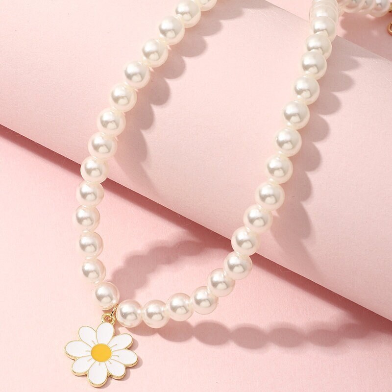 Daisy Charm Pearl Necklace for Her, Minimalist and Aesthetic Necklace ...