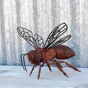 Rusted Metal Honey Bee Sculpture - 3D Yard Art Decoration Gift for ...