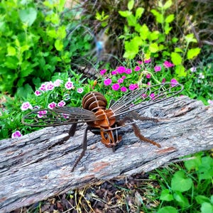 Rusted Metal Bee Sculpture - 3D Yard Art Decoration Gift for Gardener ...
