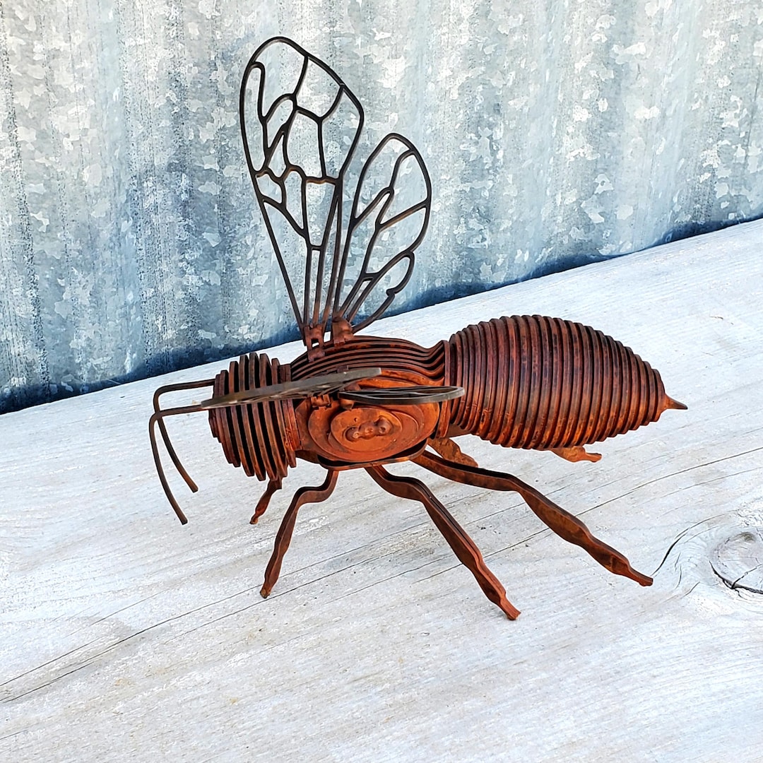 Rusted Metal Honey Bee Sculpture - 3D Yard Art Decoration Gift for ...