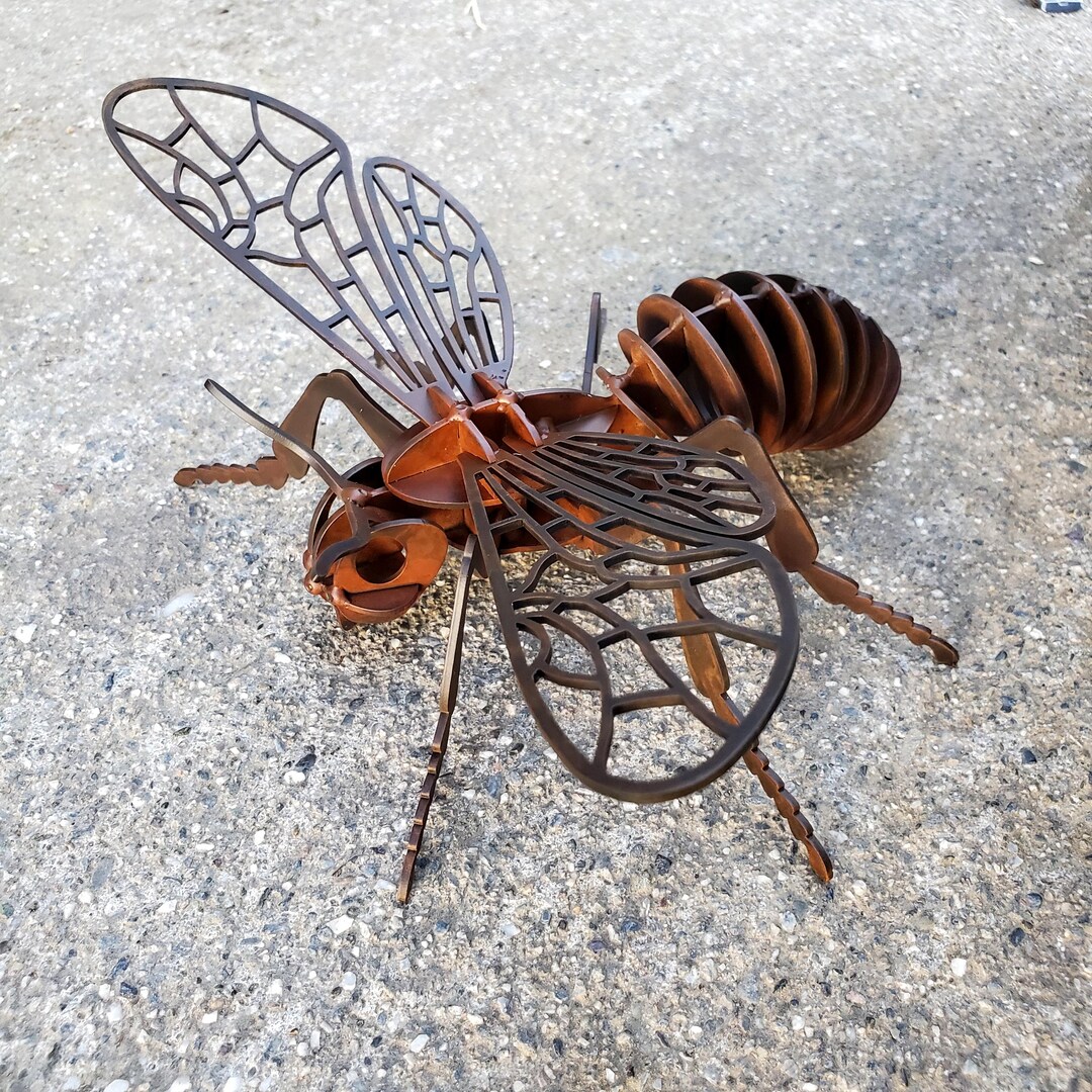 Rusted Metal Bee Sculpture - 3D Yard Art Decoration Gift for Gardener ...