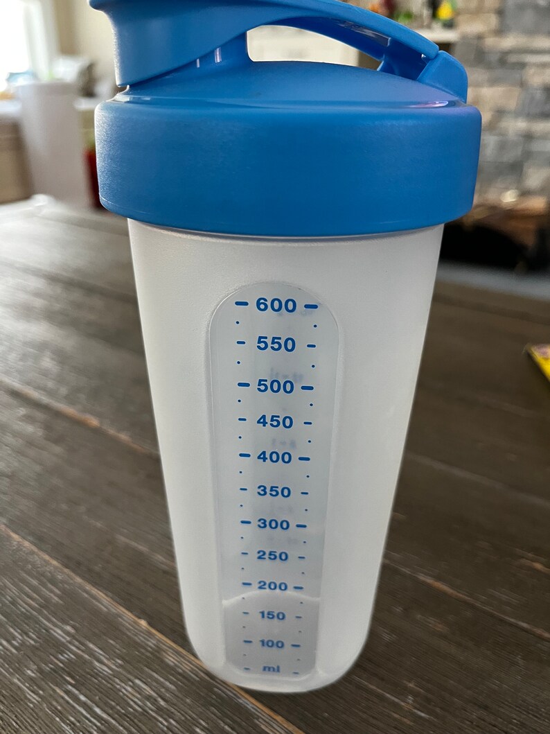 Tupperware Quick Shaker Blender 7320A-3 W/blue Lid & Drink/pour Top - Etsy