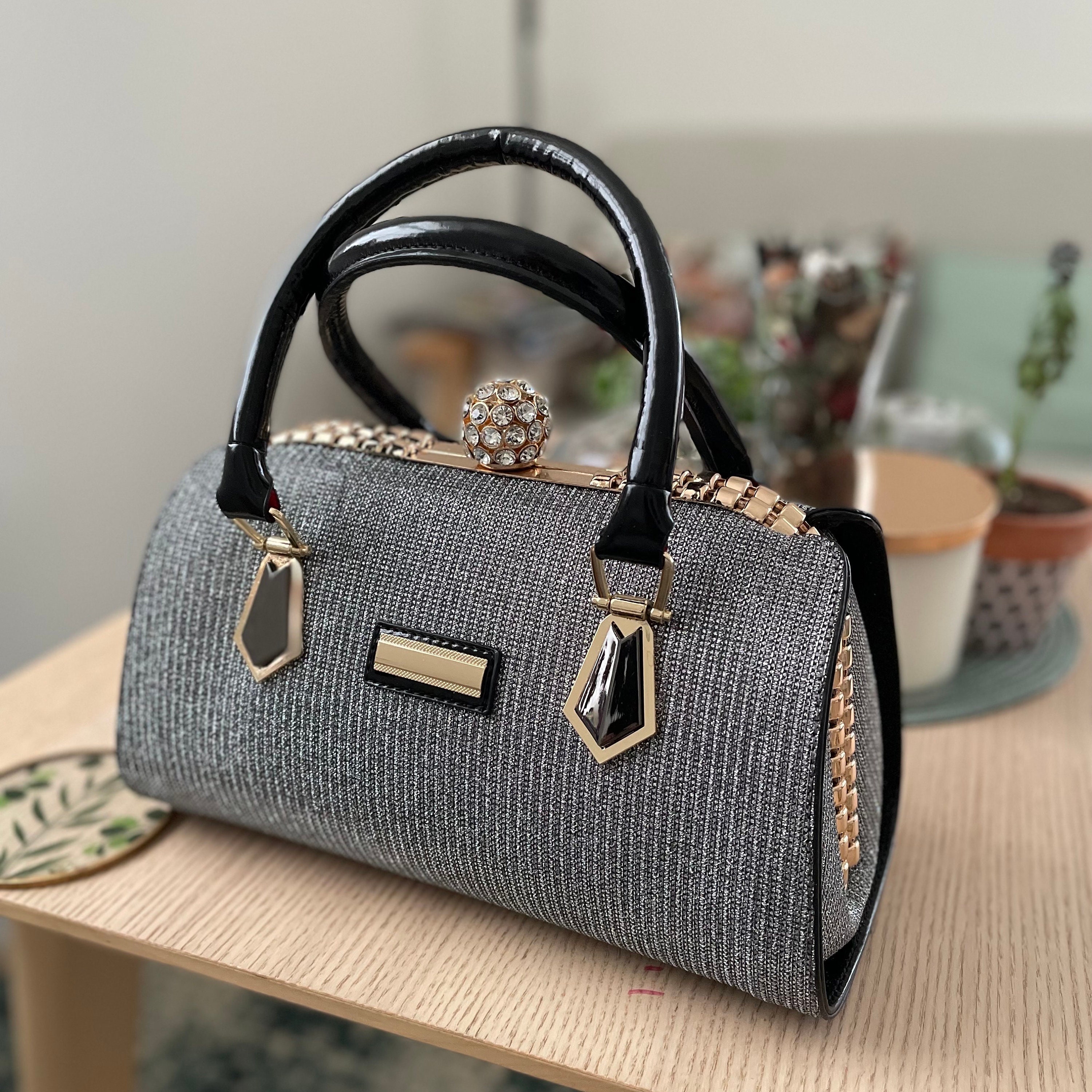 Stylish Vegan Leather Bag – Compact & Spacious Stylish Vegan Leather Bag – Compact & Spacious