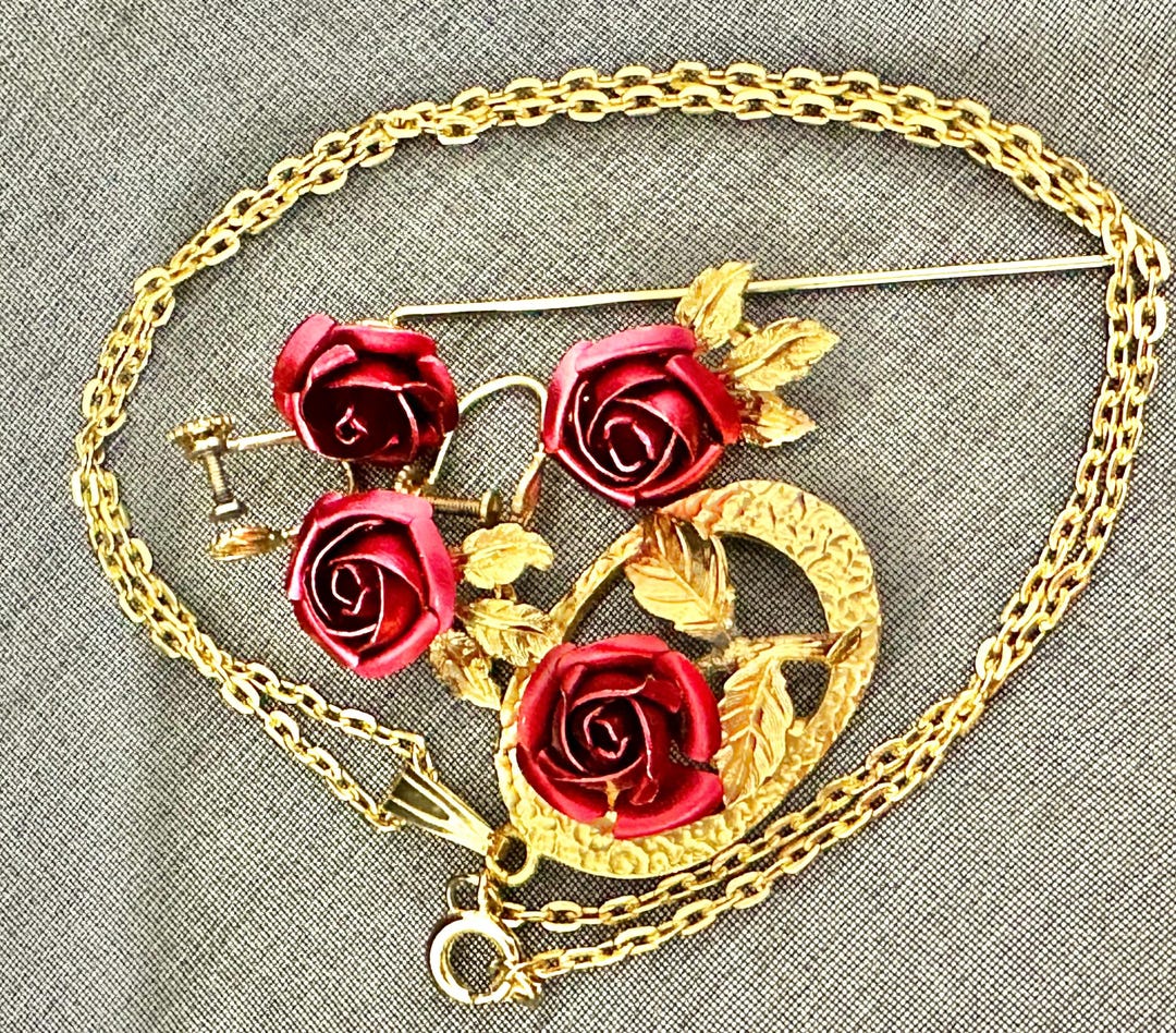 Vintage Red Rose Jewellery Set – Necklace, Earrings & Brooch – Gold ...