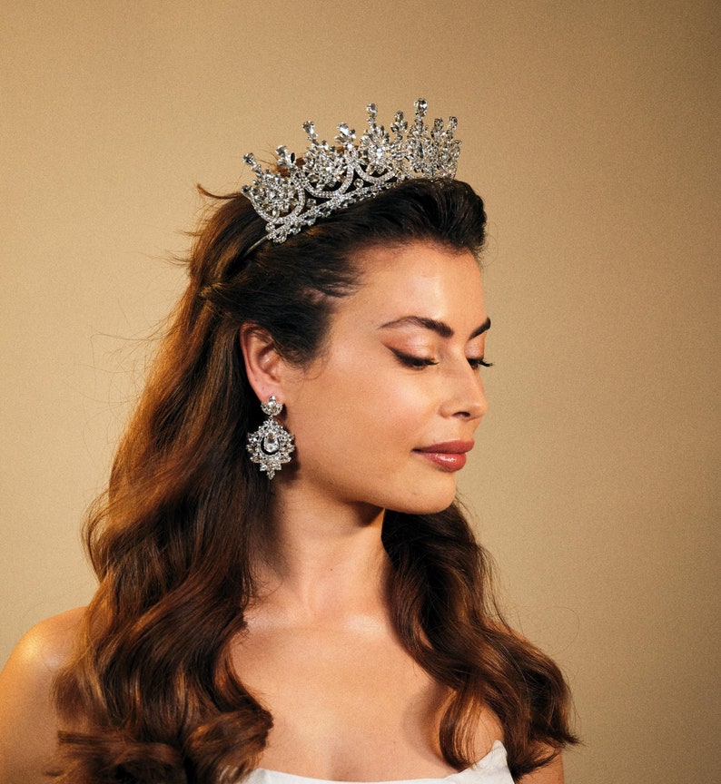 Classic Royal-inspired Bridal Tiara – Modern Elegance With Timeless ...
