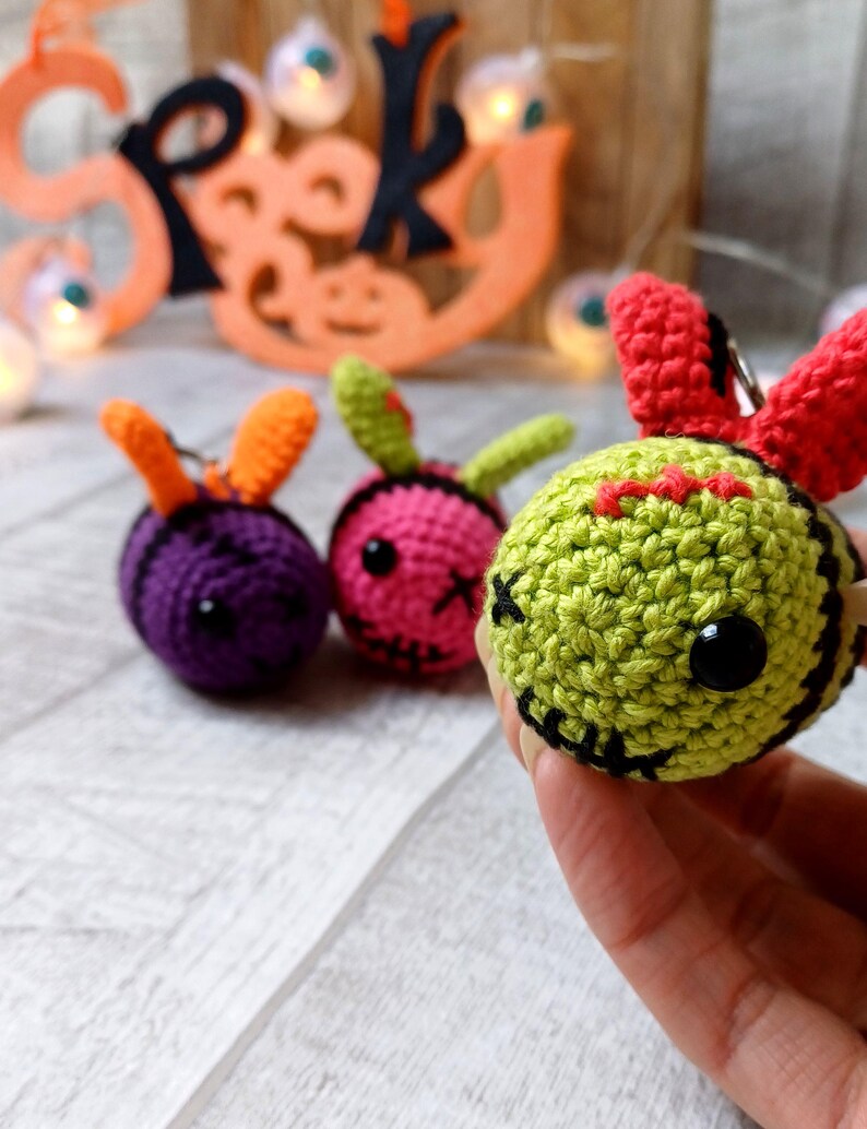 Amigurumi Zom-bee Friend | Crochet Zombie Bee Keychain | Halloween Bee ...
