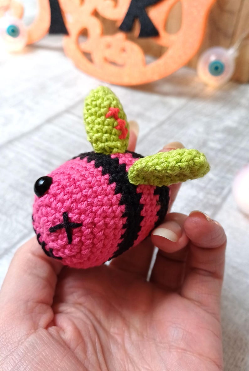 Amigurumi Zom-bee Friend | Crochet Zombie Bee Keychain | Halloween Bee ...