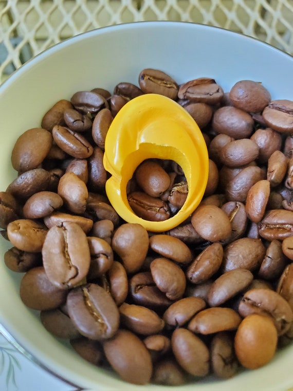 bakelite carved ring yellow - Gem