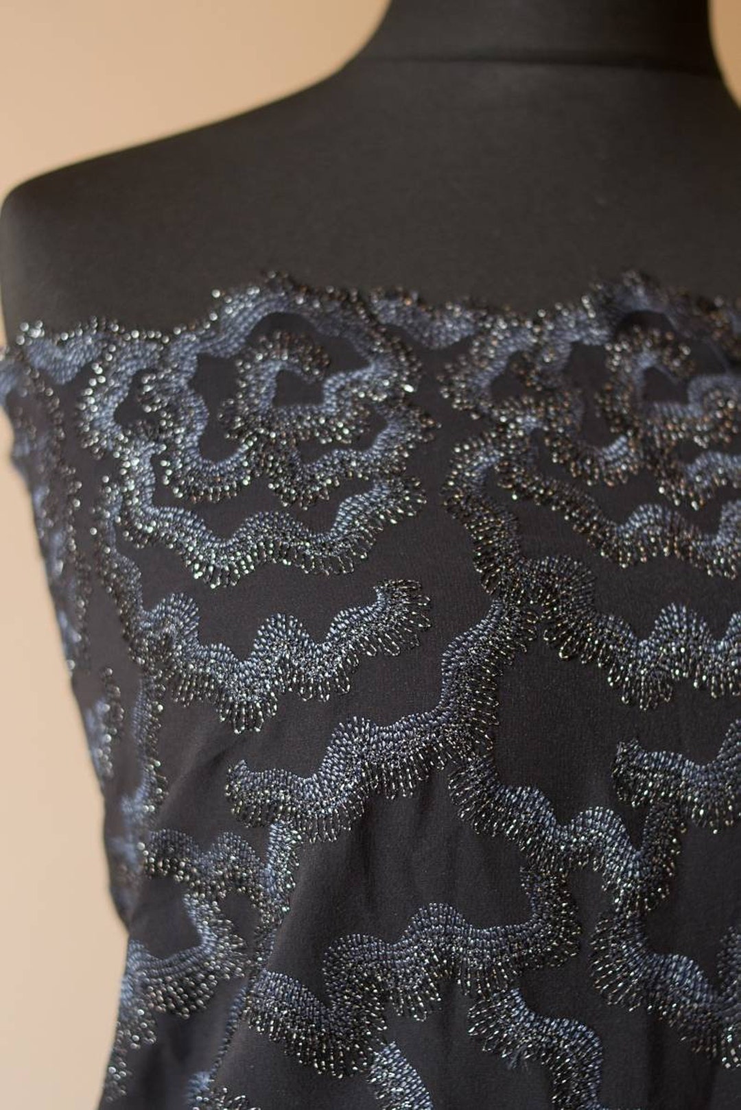 Schwarze Seide mit Stickerei aus Couturier. 90 Seide 10 - Etsy.de
