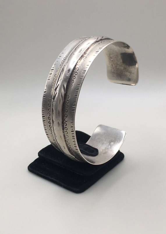Antique wide silver bangle - Gem