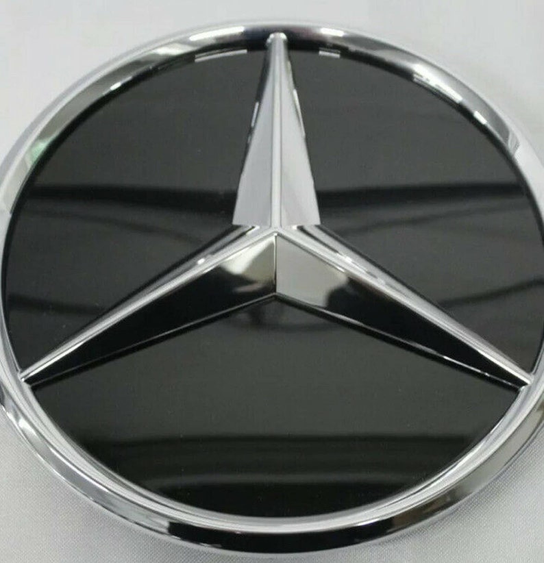 Emblemas con insignia de estrella en la parrilla delantera de Mercedes ...