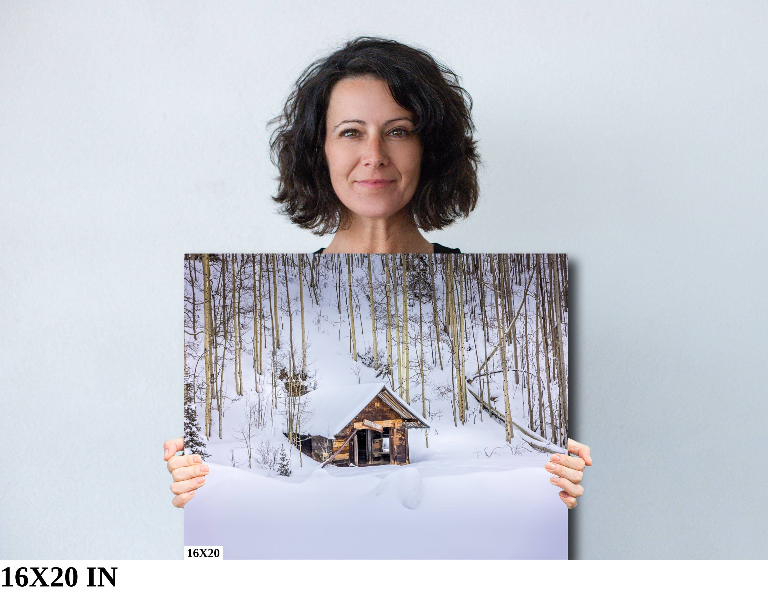 Rustikale Hütte im verschneiten Wald, Winterlandschaft Foto, Espe ...