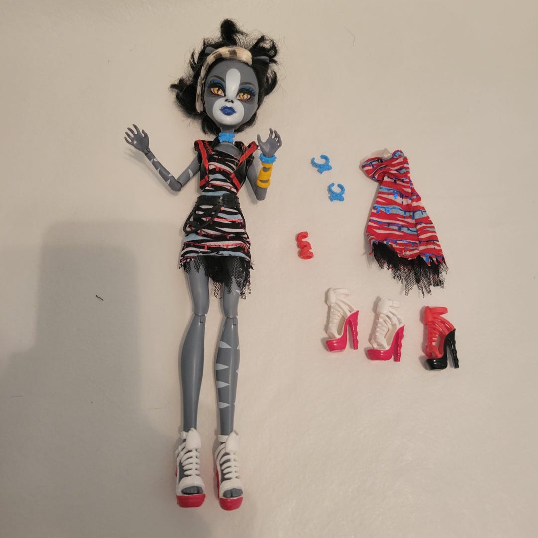 Monster High Zombie Shake Purrsephone Werecat Doll Twin Meowlody Outfit ...