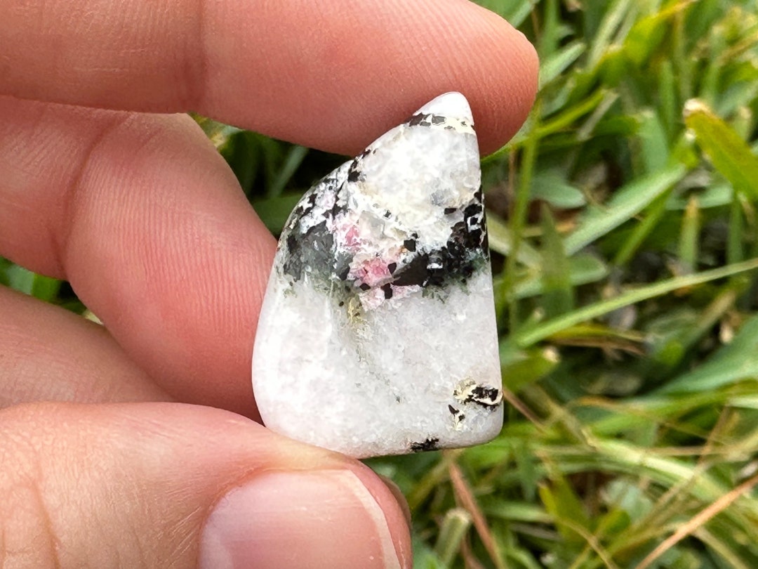 Tugtupite Tumbled Stone- UV Reactive, Tenebrescent, Phosphorescent - Etsy