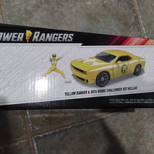 2015 Dodge Challenger SRT Hellcat & Yellow Power Ranger Figure 1/24 ...
